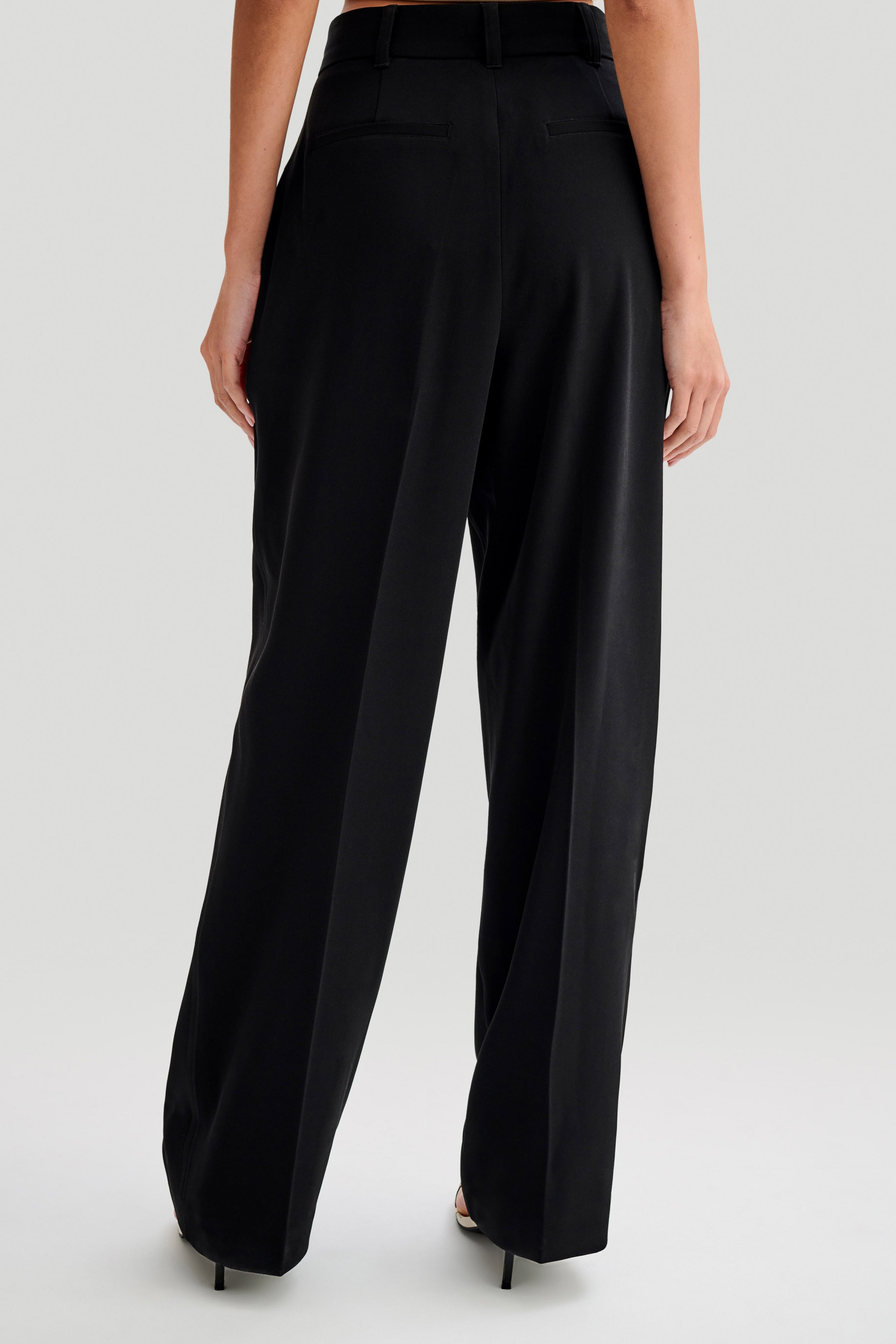 Amelita Suiting Halter Top - Black & MESHKI